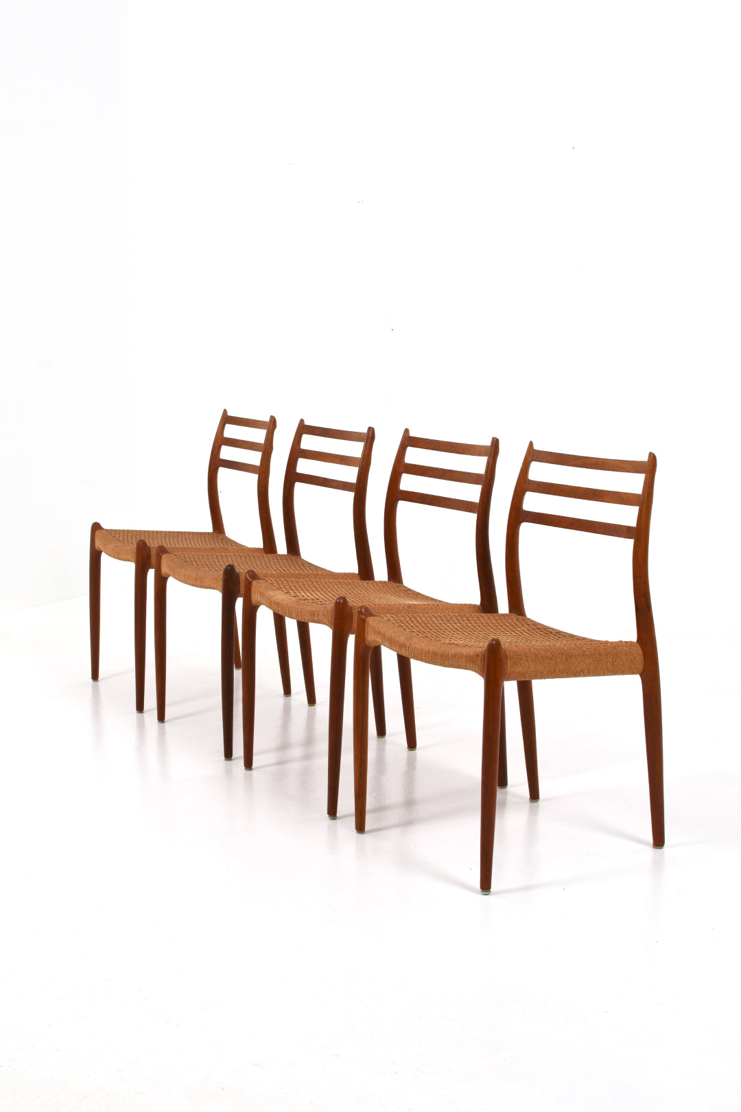 Fyra matstolar "Modell 78" av Niels Otto Møller för J. L. Møller – Gbg Deco